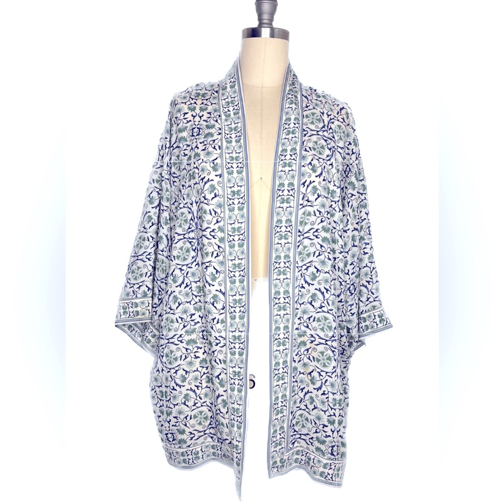 Beautiful Duster, Light Weight. White With Blue And G… - Gem